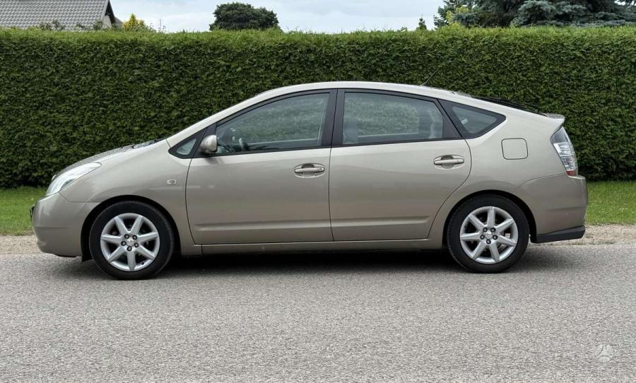 Brown Toyota Prius 2005 in Ukmerge, with an engine capacity of 1.50 L and mileage of 299 thousand km for 2950 €, photo 6 on AUTOMOTO.COM.LV