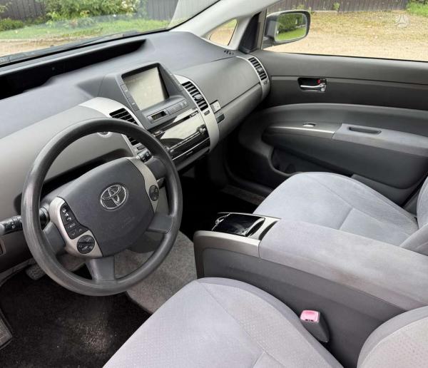 Brown Toyota Prius 2005 in Ukmerge, with an engine capacity of 1.50 L and mileage of 299 thousand km for 2950 €, photo 8 on AUTOMOTO.COM.LV