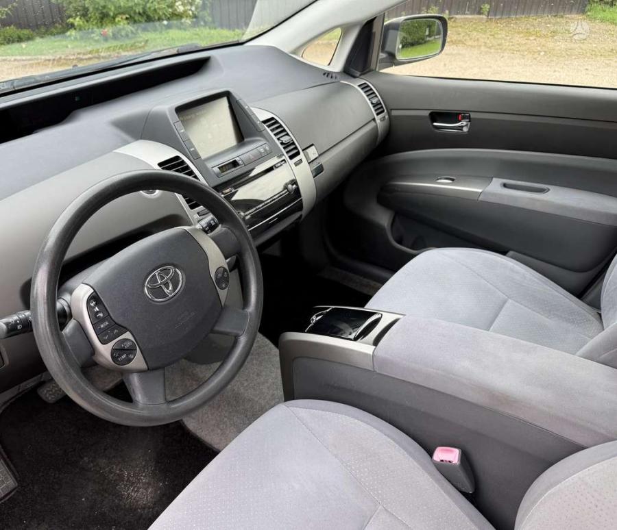 Brown Toyota Prius 2005 in Ukmerge, with an engine capacity of 1.50 L and mileage of 299 thousand km for 2950 €, photo 9 on AUTOMOTO.COM.LV