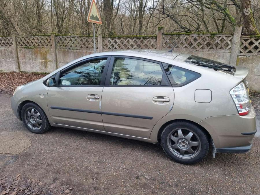 Brown Toyota Prius 2006 in Kaunas, with an engine capacity of 1.50 L and mileage of 382 thousand km for 2800 €, photo 1 on AUTOMOTO.COM.LV