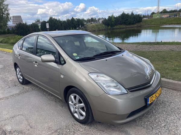 Brown Toyota Prius 2006 in Vilnius, with an engine capacity of 1.50 L and mileage of 240 thousand km for 3450 €, photo 1 on AUTOMOTO.COM.LV