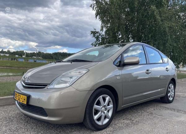 Brown Toyota Prius 2006 in Vilnius, with an engine capacity of 1.50 L and mileage of 240 thousand km for 3450 €, photo 3 on AUTOMOTO.COM.LV