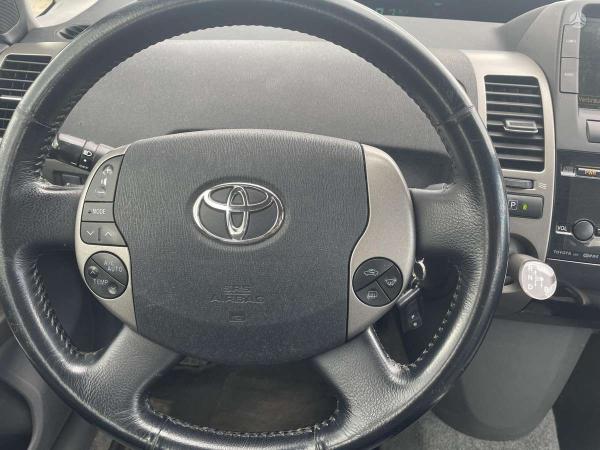 Brown Toyota Prius 2006 in Vilnius, with an engine capacity of 1.50 L and mileage of 240 thousand km for 3450 €, photo 8 on AUTOMOTO.COM.LV
