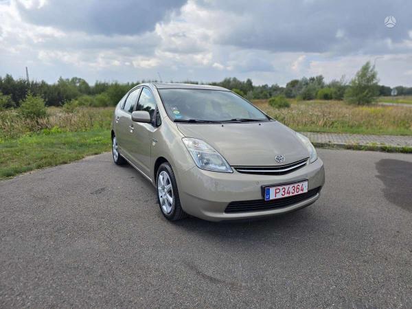 Toyota Prius 2007 in Vilnius on AUTOMOTO.COM.LV Brown Toyota Prius 2007 in Vilnius, with an engine capacity of 1.50 L and mileage of 297 thousand km for 3999 €, photo 1 on AUTOMOTO.COM.LV