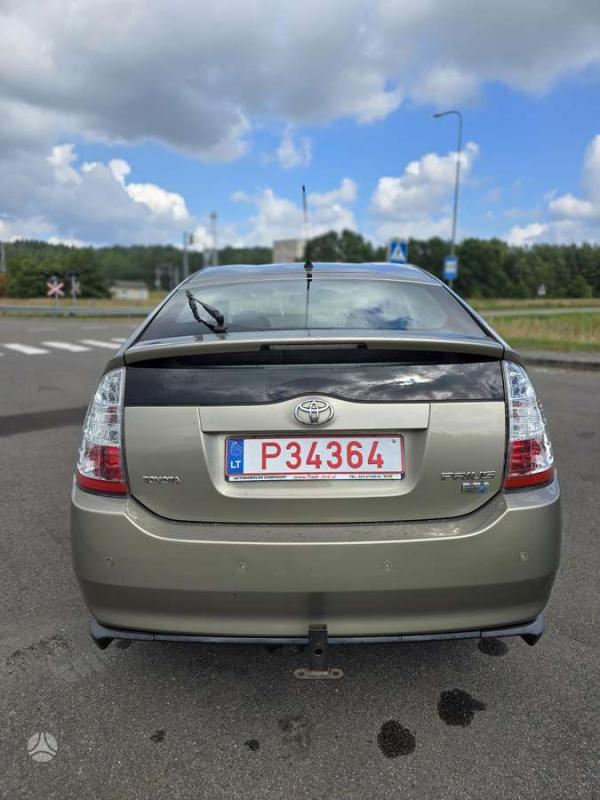 Toyota Prius 2007 in Vilnius on AUTOMOTO.COM.LV Brown Toyota Prius 2007 in Vilnius, with an engine capacity of 1.50 L and mileage of 297 thousand km for 3999 €, photo 4 on AUTOMOTO.COM.LV
