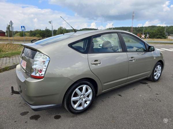 Toyota Prius 2007 in Vilnius on AUTOMOTO.COM.LV Brown Toyota Prius 2007 in Vilnius, with an engine capacity of 1.50 L and mileage of 297 thousand km for 3999 €, photo 6 on AUTOMOTO.COM.LV