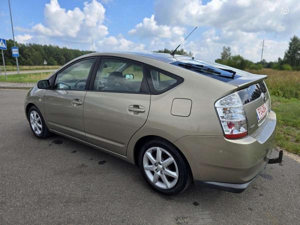 Toyota Prius 2007 in Vilnius on AUTOMOTO.COM.LV Brown Toyota Prius 2007 in Vilnius, with an engine capacity of 1.50 L and mileage of 297 thousand km for 3999 €, photo 7 on AUTOMOTO.COM.LV