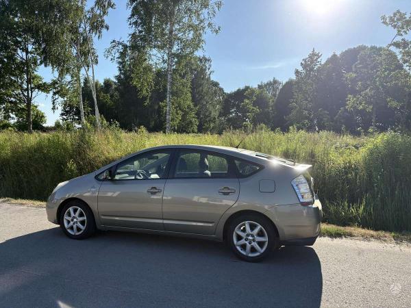 Toyota Prius 2007 in Vilnius on AUTOMOTO.COM.LV Brown Toyota Prius 2007 in Vilnius, with an engine capacity of 1.50 L and mileage of 292 thousand km for 3200 €, photo 1 on AUTOMOTO.COM.LV