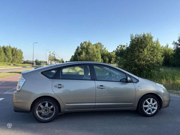 Toyota Prius 2007 in Vilnius on AUTOMOTO.COM.LV Brown Toyota Prius 2007 in Vilnius, with an engine capacity of 1.50 L and mileage of 292 thousand km for 3200 €, photo 4 on AUTOMOTO.COM.LV