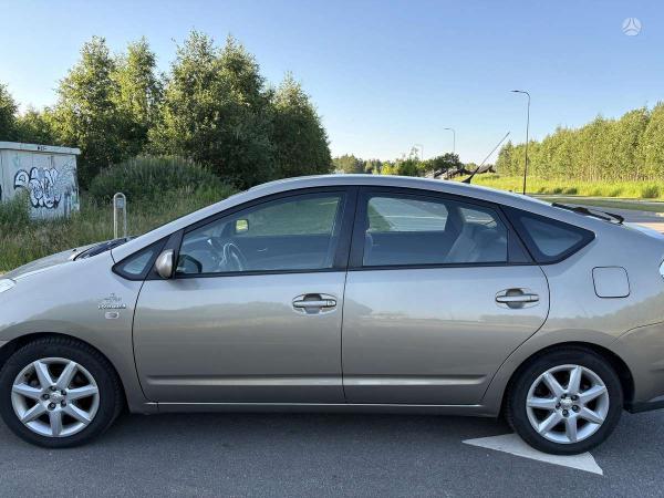 Toyota Prius 2007 in Vilnius on AUTOMOTO.COM.LV Brown Toyota Prius 2007 in Vilnius, with an engine capacity of 1.50 L and mileage of 292 thousand km for 3200 €, photo 5 on AUTOMOTO.COM.LV