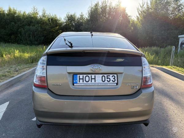 Toyota Prius 2007 in Vilnius on AUTOMOTO.COM.LV Brown Toyota Prius 2007 in Vilnius, with an engine capacity of 1.50 L and mileage of 292 thousand km for 3200 €, photo 6 on AUTOMOTO.COM.LV
