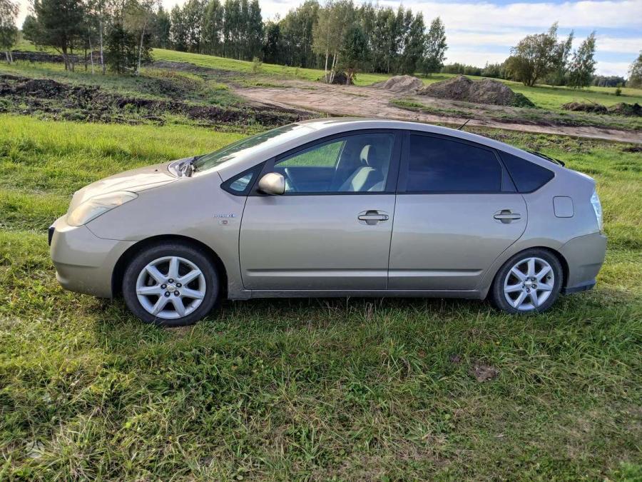 Brown Toyota Prius 2007 in Utena, with an engine capacity of 1.50 L and mileage of 300 thousand km for 5100 €, photo 1 on AUTOMOTO.COM.LV