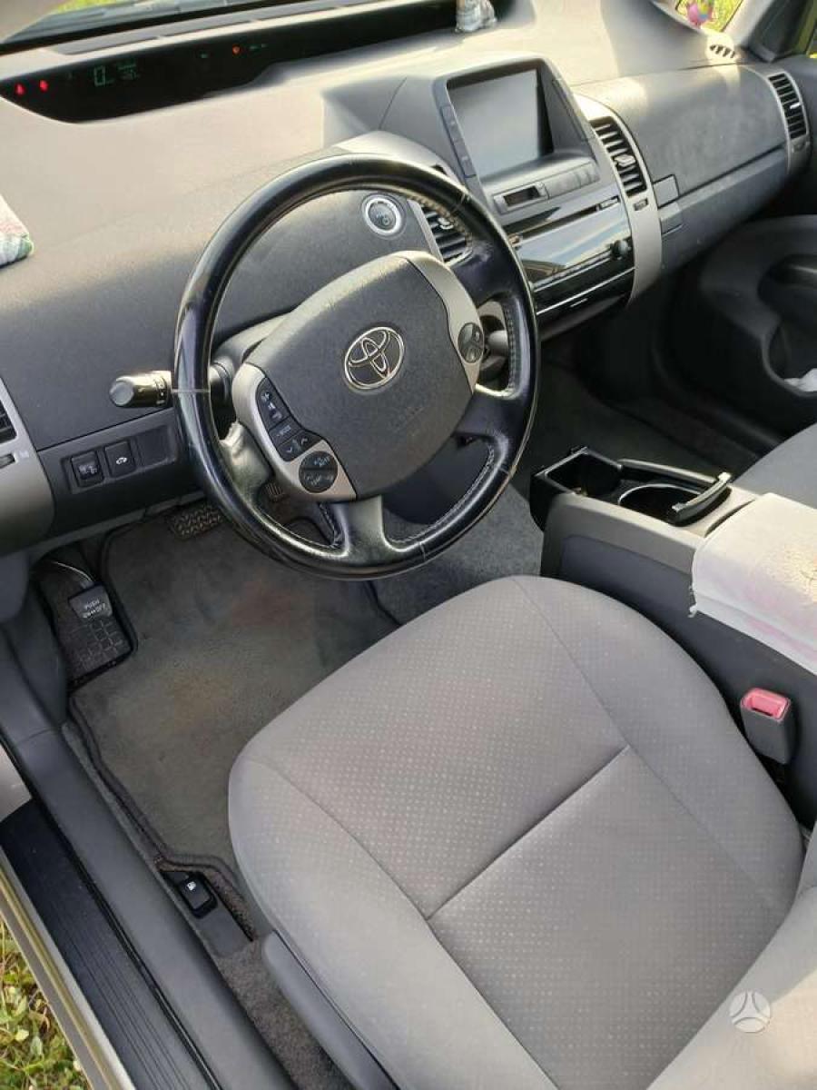Brown Toyota Prius 2007 in Utena, with an engine capacity of 1.50 L and mileage of 300 thousand km for 5100 €, photo 3 on AUTOMOTO.COM.LV