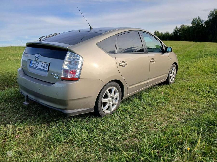 Brown Toyota Prius 2007 in Utena, with an engine capacity of 1.50 L and mileage of 300 thousand km for 5100 €, photo 4 on AUTOMOTO.COM.LV