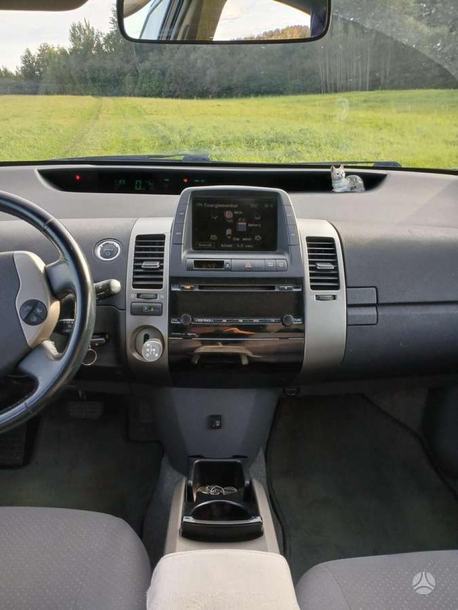 Brown Toyota Prius 2007 in Utena, with an engine capacity of 1.50 L and mileage of 300 thousand km for 5100 €, photo 5 on AUTOMOTO.COM.LV