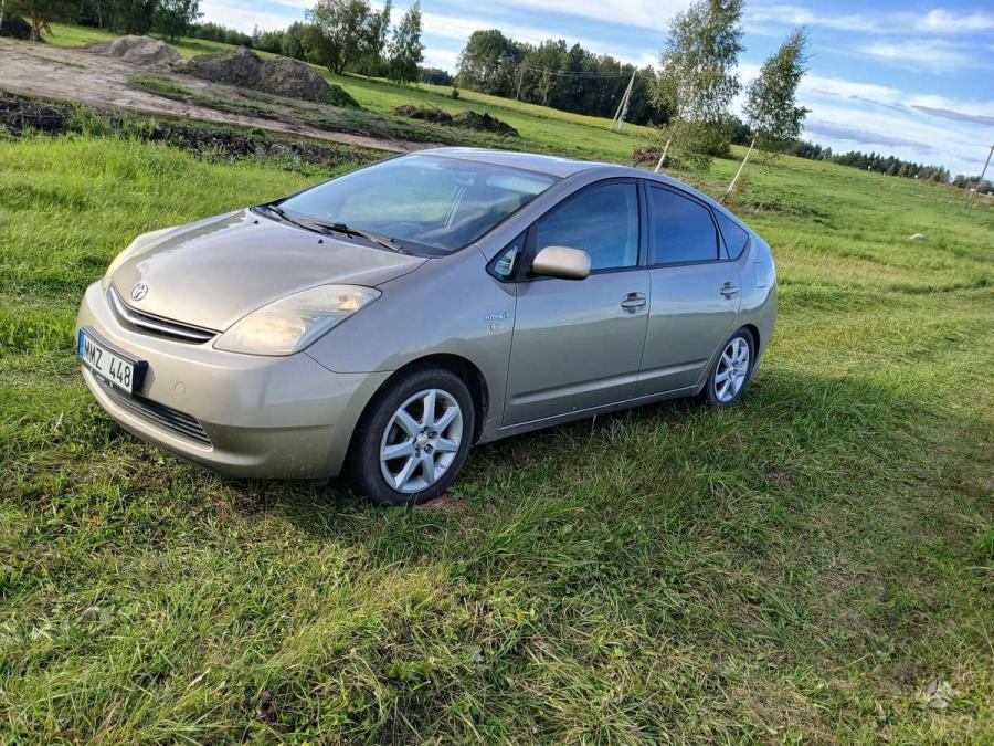 Brown Toyota Prius 2007 in Utena, with an engine capacity of 1.50 L and mileage of 300 thousand km for 5100 €, photo 6 on AUTOMOTO.COM.LV