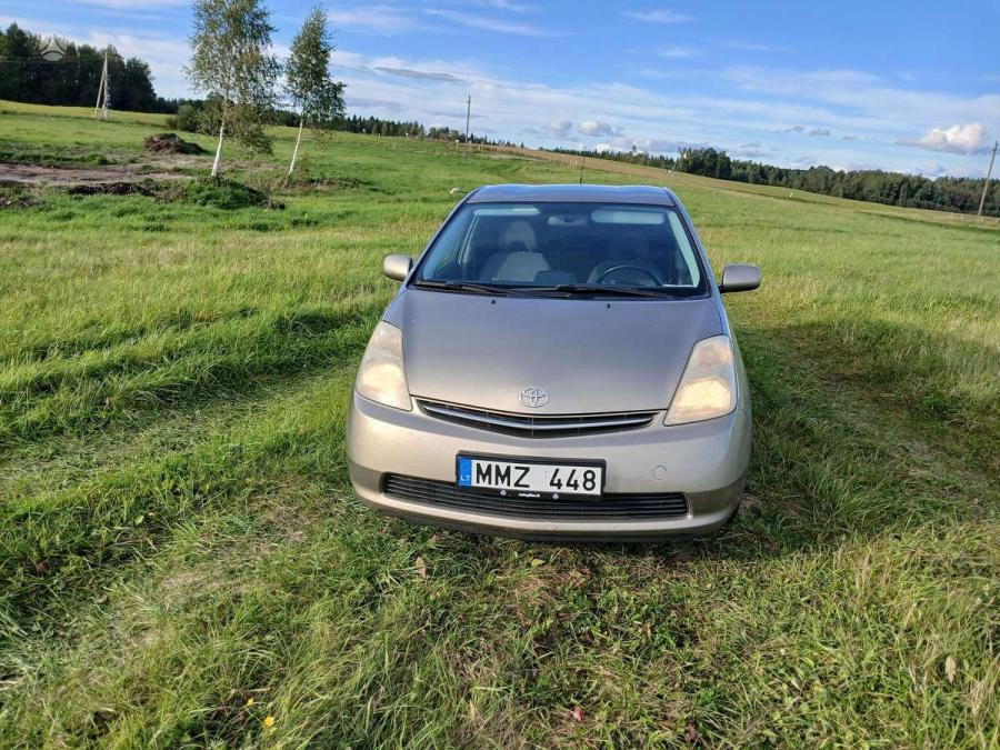Brown Toyota Prius 2007 in Utena, with an engine capacity of 1.50 L and mileage of 300 thousand km for 5100 €, photo 8 on AUTOMOTO.COM.LV