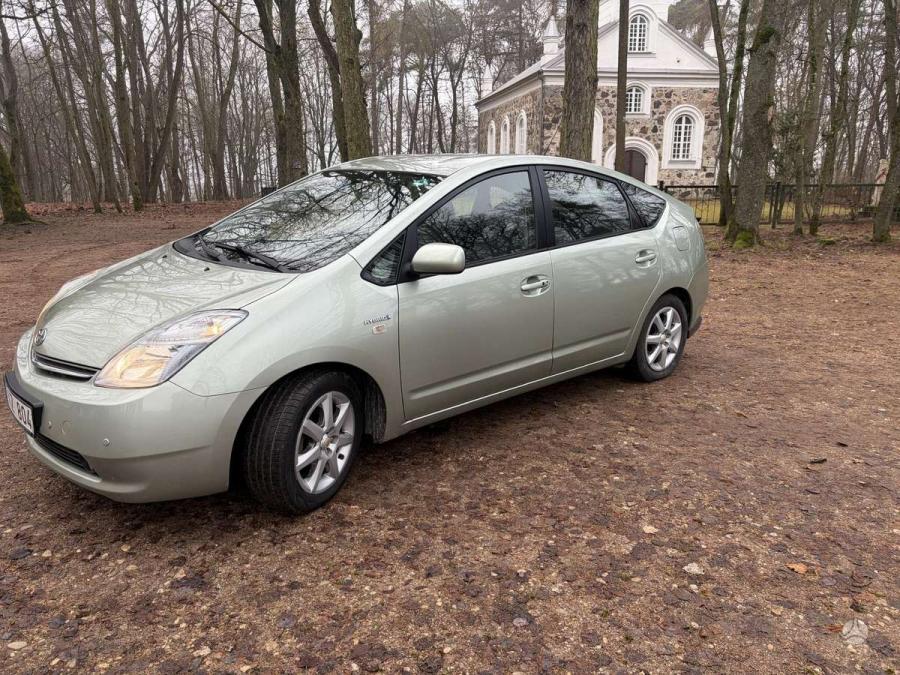 Green Toyota Prius 2006 in Kedainiai, with an engine capacity of 1.50 L and mileage of 257 thousand km for 3550 €, photo 4 on AUTOMOTO.COM.LV
