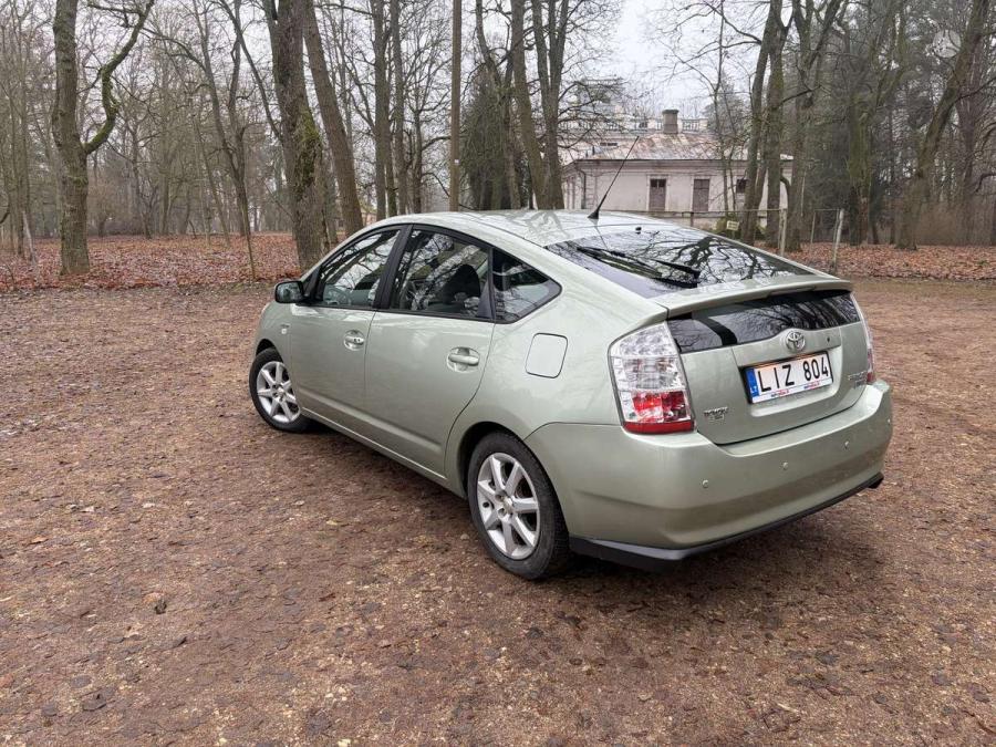 Green Toyota Prius 2006 in Kedainiai, with an engine capacity of 1.50 L and mileage of 257 thousand km for 3550 €, photo 5 on AUTOMOTO.COM.LV