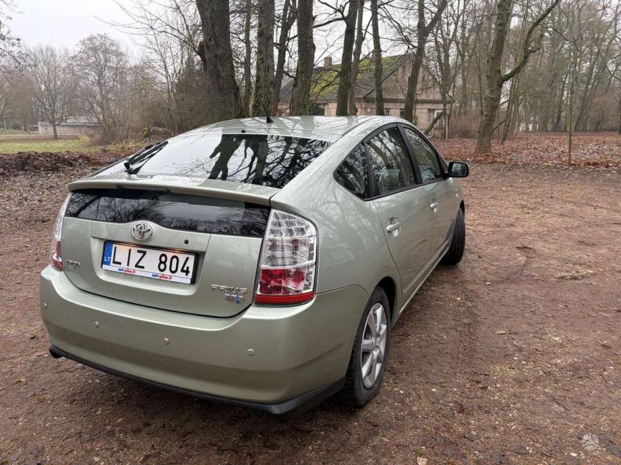 Green Toyota Prius 2006 in Kedainiai, with an engine capacity of 1.50 L and mileage of 257 thousand km for 3550 €, photo 6 on AUTOMOTO.COM.LV