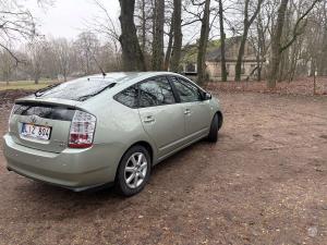Green Toyota Prius 2006 in Kedainiai, with an engine capacity of 1.50 L and mileage of 257 thousand km for 3550 €, photo 7 on AUTOMOTO.COM.LV