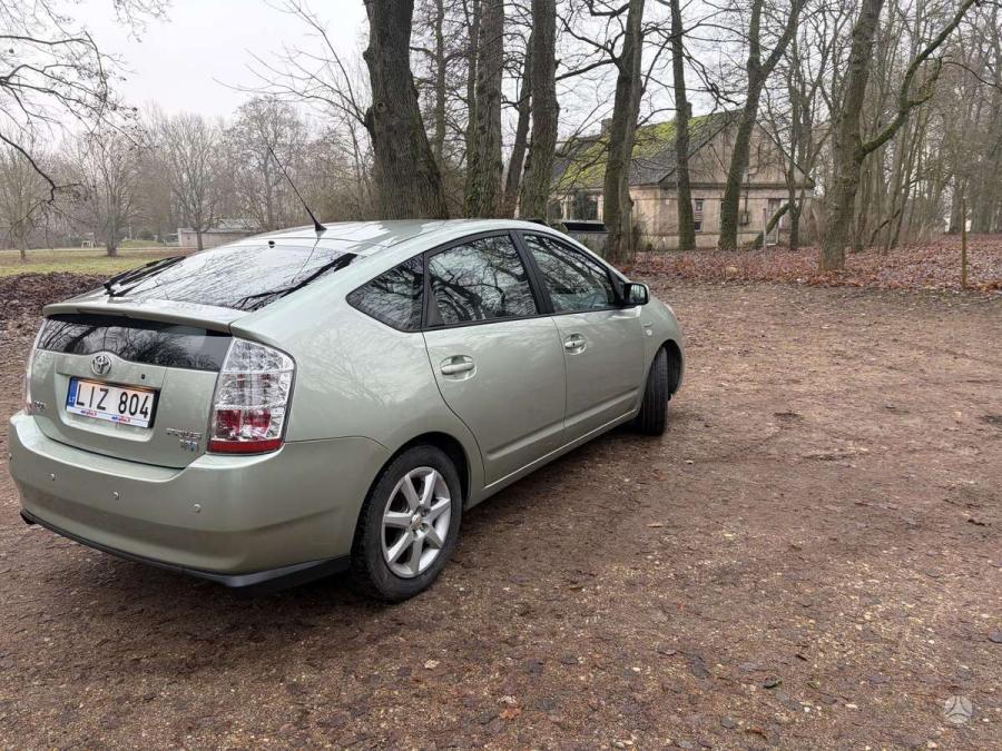 Green Toyota Prius 2006 in Kedainiai, with an engine capacity of 1.50 L and mileage of 257 thousand km for 3550 €, photo 7 on AUTOMOTO.COM.LV