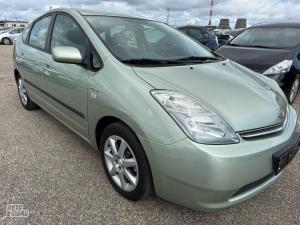 Green Toyota Prius 2006 in Vilnius, with an engine capacity of 1.50 L and mileage of 202 thousand km for 4700 €, photo 4 on AUTOMOTO.COM.LV