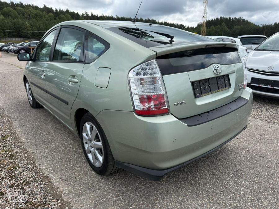 Green Toyota Prius 2006 in Vilnius, with an engine capacity of 1.50 L and mileage of 202 thousand km for 4700 €, photo 6 on AUTOMOTO.COM.LV