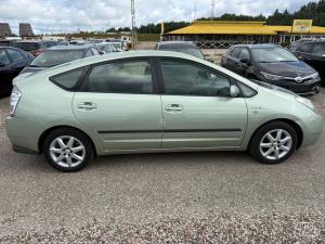 Green Toyota Prius 2006 in Vilnius, with an engine capacity of 1.50 L and mileage of 202 thousand km for 4700 €, photo 7 on AUTOMOTO.COM.LV