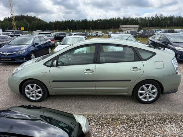 Green Toyota Prius 2006 in Vilnius, with an engine capacity of 1.50 L and mileage of 202 thousand km for 4700 €, photo 8 on AUTOMOTO.COM.LV