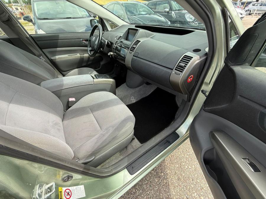 Green Toyota Prius 2006 in Vilnius, with an engine capacity of 1.50 L and mileage of 202 thousand km for 4700 €, photo 14 on AUTOMOTO.COM.LV