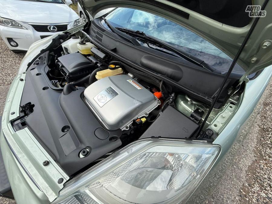 Green Toyota Prius 2006 in Vilnius, with an engine capacity of 1.50 L and mileage of 202 thousand km for 4700 €, photo 17 on AUTOMOTO.COM.LV