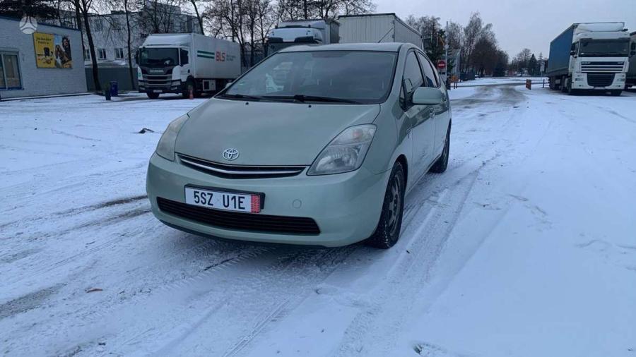 Green Toyota Prius 2007 in Marijampole, with an engine capacity of 1.50 L and mileage of 280 thousand km for 3100 €, photo 1 on AUTOMOTO.COM.LV