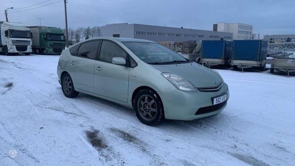 Green Toyota Prius 2007 in Marijampole, with an engine capacity of 1.50 L and mileage of 280 thousand km for 3100 €, photo 4 on AUTOMOTO.COM.LV