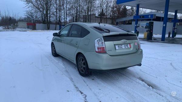 Green Toyota Prius 2007 in Marijampole, with an engine capacity of 1.50 L and mileage of 280 thousand km for 3100 €, photo 8 on AUTOMOTO.COM.LV
