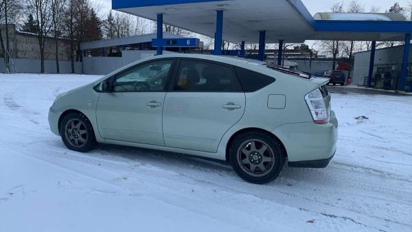 Green Toyota Prius 2007 in Marijampole, with an engine capacity of 1.50 L and mileage of 280 thousand km for 3100 €, photo 9 on AUTOMOTO.COM.LV