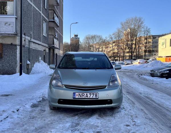 Green Toyota Prius 2007 in Vilnius, with an engine capacity of 1.50 L and mileage of 161 thousand km for 2700 €, photo 2 on AUTOMOTO.COM.LV