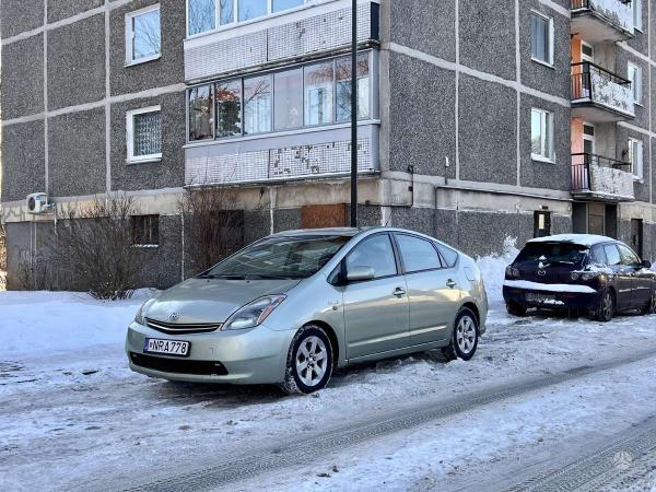 Green Toyota Prius 2007 in Vilnius, with an engine capacity of 1.50 L and mileage of 161 thousand km for 2700 €, photo 3 on AUTOMOTO.COM.LV