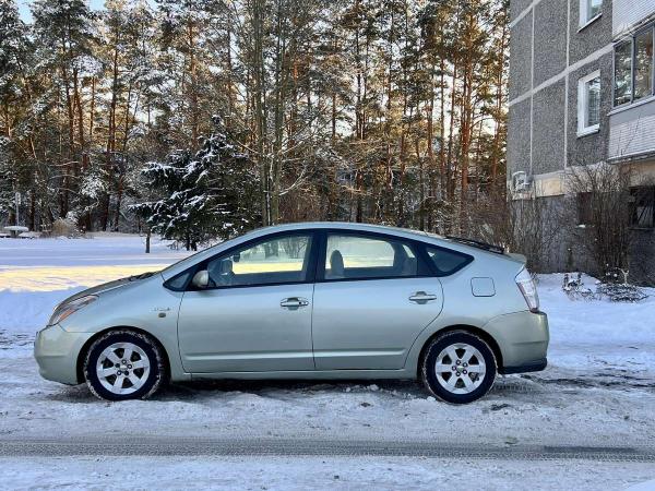 Green Toyota Prius 2007 in Vilnius, with an engine capacity of 1.50 L and mileage of 161 thousand km for 2700 €, photo 4 on AUTOMOTO.COM.LV