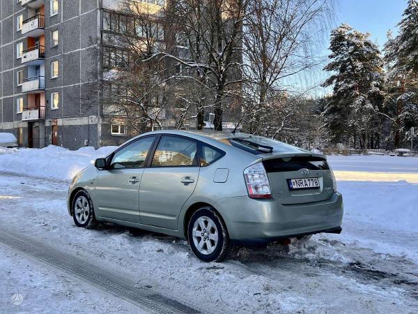 Green Toyota Prius 2007 in Vilnius, with an engine capacity of 1.50 L and mileage of 161 thousand km for 2700 €, photo 5 on AUTOMOTO.COM.LV