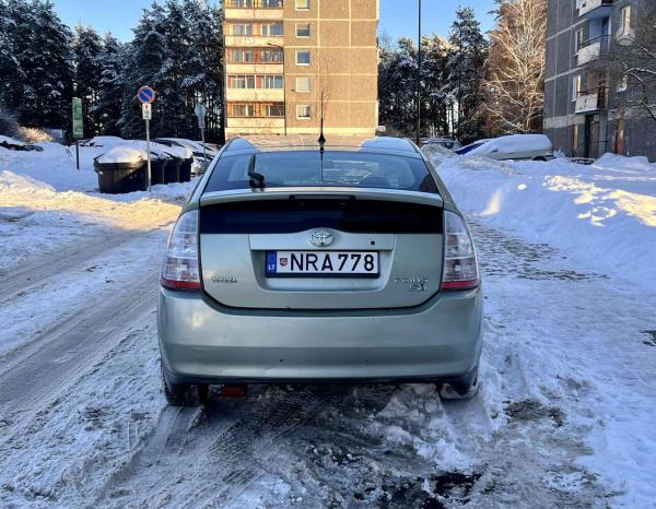 Green Toyota Prius 2007 in Vilnius, with an engine capacity of 1.50 L and mileage of 161 thousand km for 2700 €, photo 6 on AUTOMOTO.COM.LV