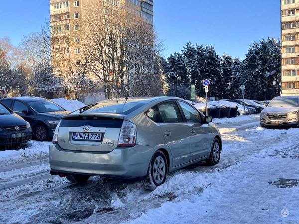 Green Toyota Prius 2007 in Vilnius, with an engine capacity of 1.50 L and mileage of 161 thousand km for 2700 €, photo 7 on AUTOMOTO.COM.LV