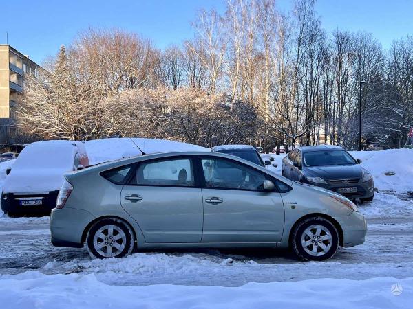 Green Toyota Prius 2007 in Vilnius, with an engine capacity of 1.50 L and mileage of 161 thousand km for 2700 €, photo 8 on AUTOMOTO.COM.LV