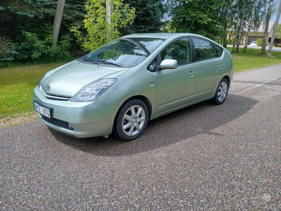 Green Toyota Prius 2007 in Utena, with an engine capacity of 1.50 L and mileage of 198 thousand km for 4200 €, photo 1 on AUTOMOTO.COM.LV