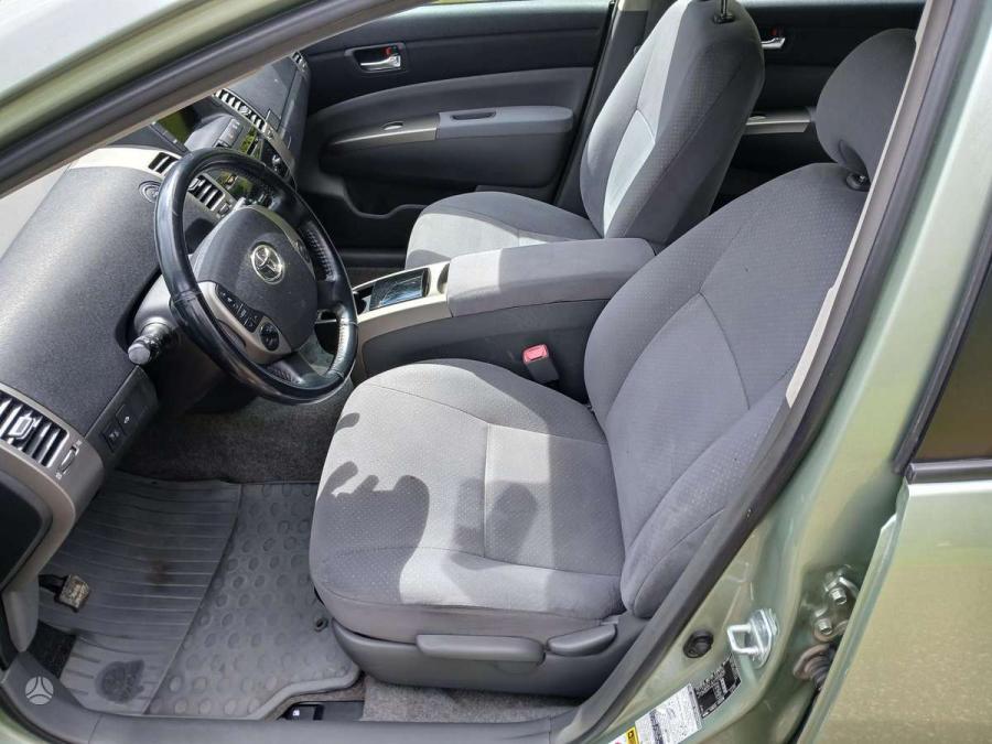 Green Toyota Prius 2007 in Utena, with an engine capacity of 1.50 L and mileage of 198 thousand km for 4200 €, photo 3 on AUTOMOTO.COM.LV