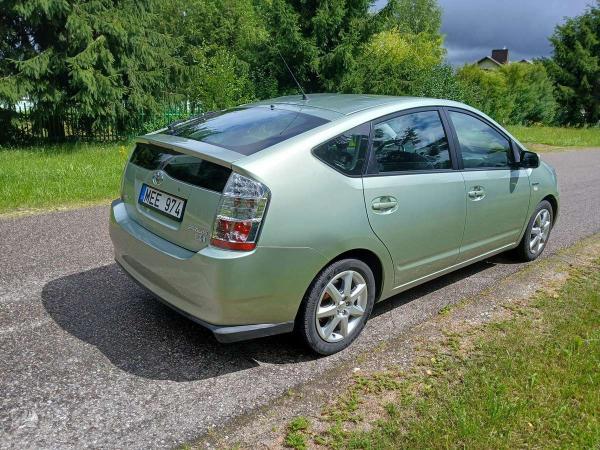 Zaļš Toyota Prius 2007 Utena, ar dzinēja tilpumu 1.50 L un nobraukumu 198 tūkst. km par 4200 €, foto 3 vietnē AUTOMOTO.COM.LV
