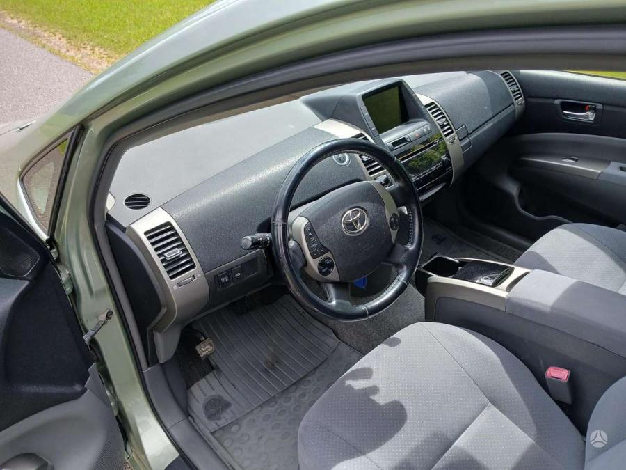 Green Toyota Prius 2007 in Utena, with an engine capacity of 1.50 L and mileage of 198 thousand km for 4200 €, photo 5 on AUTOMOTO.COM.LV