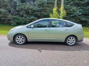 Green Toyota Prius 2007 in Utena, with an engine capacity of 1.50 L and mileage of 198 thousand km for 4200 €, photo 6 on AUTOMOTO.COM.LV