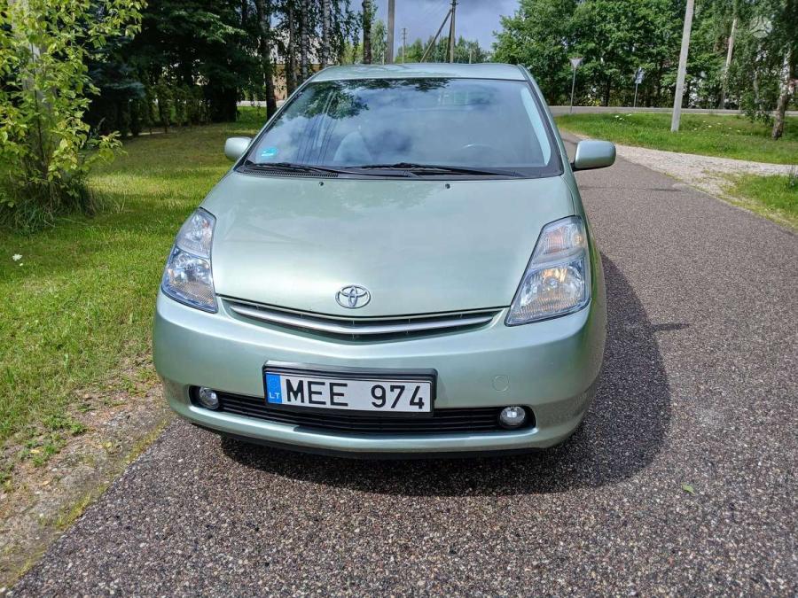 Green Toyota Prius 2007 in Utena, with an engine capacity of 1.50 L and mileage of 198 thousand km for 4200 €, photo 8 on AUTOMOTO.COM.LV