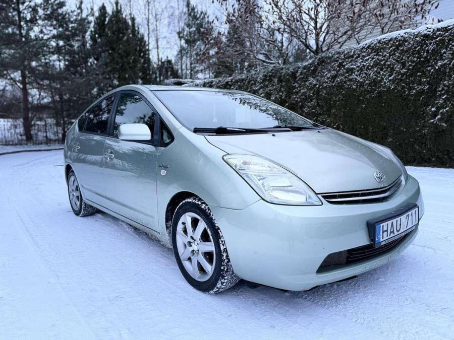 Green Toyota Prius 2008 in Vilnius, with an engine capacity of 1.50 L and mileage of 411 thousand km for 2750 €, photo 3 on AUTOMOTO.COM.LV